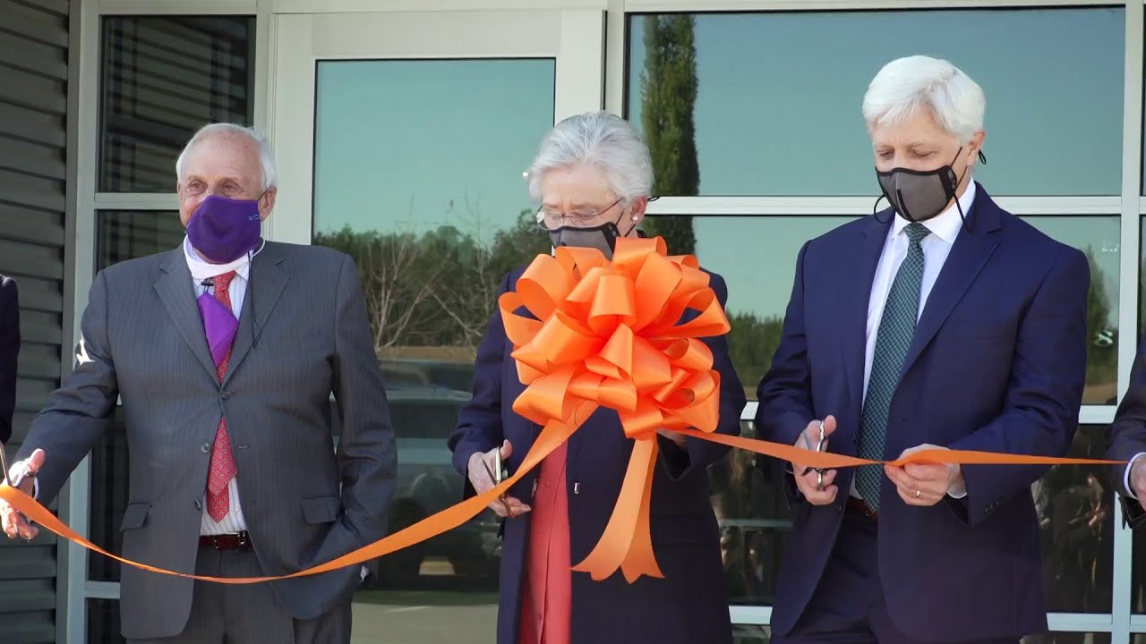 Gov. Ivey Tours SiO2, COVID-19 Vaccine Vial Producer